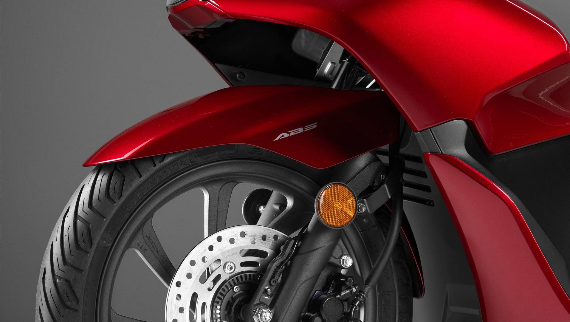 Honda PCX ganha ABS e novo visual no modelo 2018