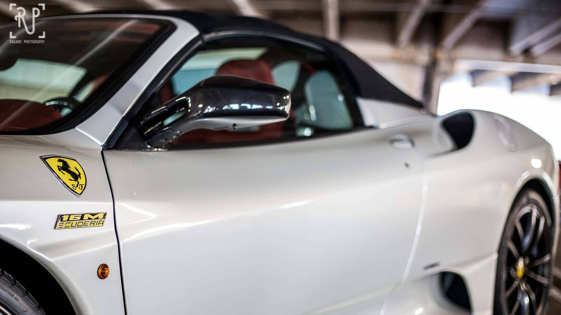 Bu inanılmaz araç koleksiyonu açık bir garajda duruyor