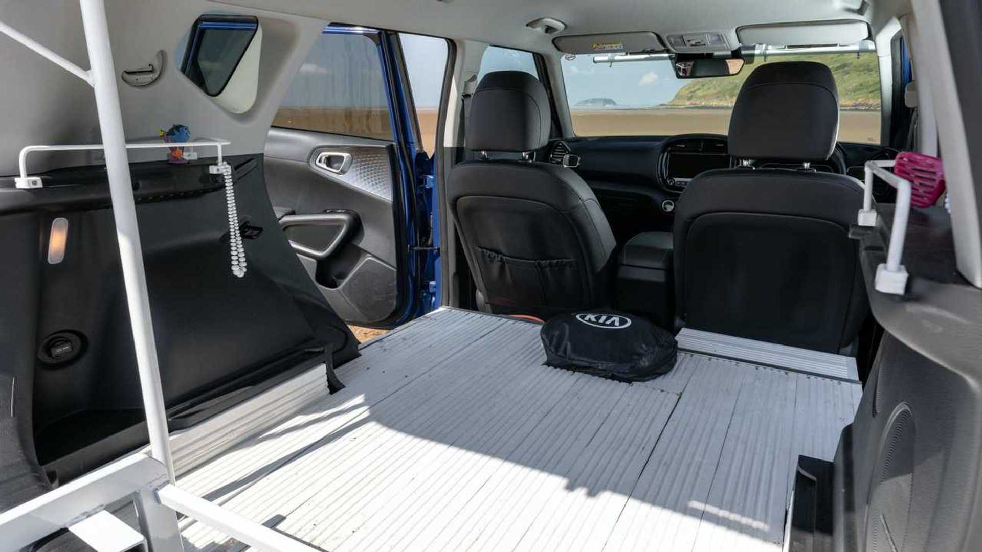 Kia Soul elétrico é salvo do desmanche e se torna um 'carro surf'