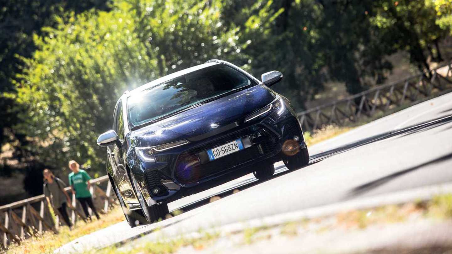 Come guidare un'auto ibrida (full) per consumare meno e risparmiare