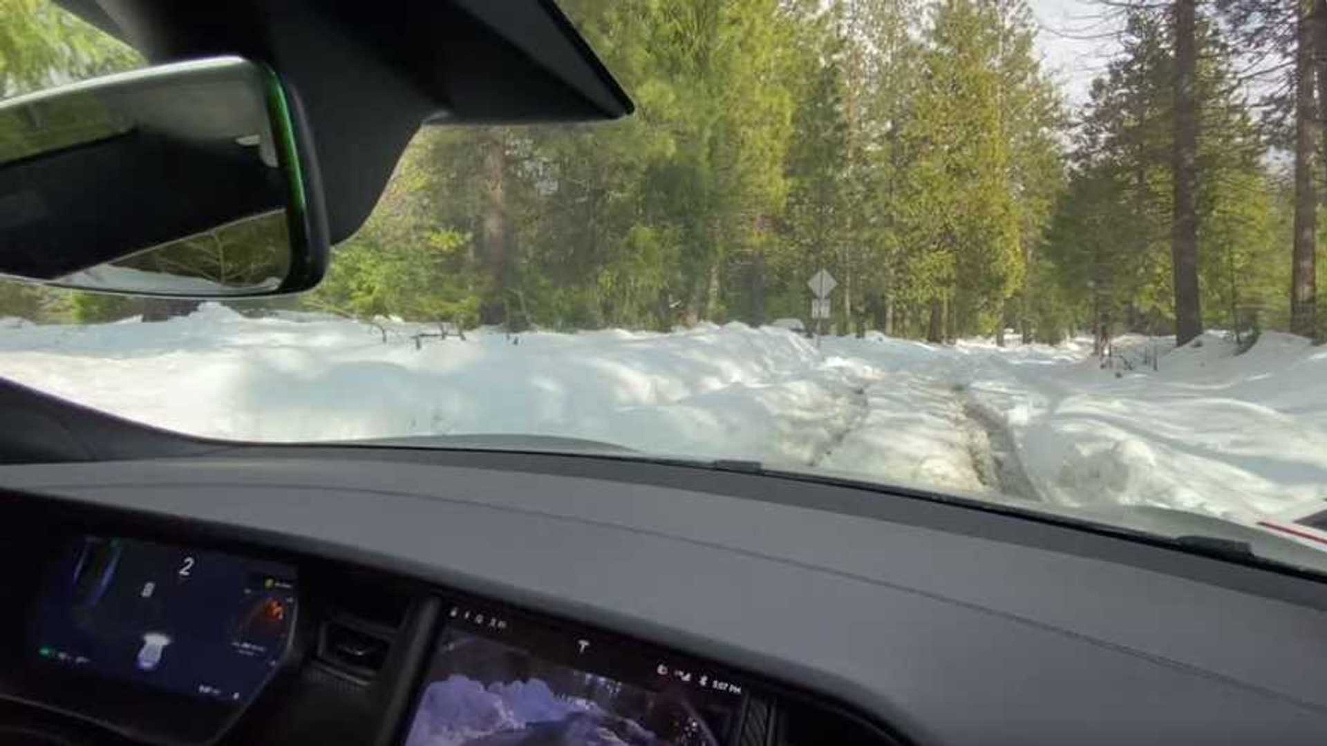 Road Trip Fail: Tesla Model S Gets Stuck In Snow, Battery Drops To Zero