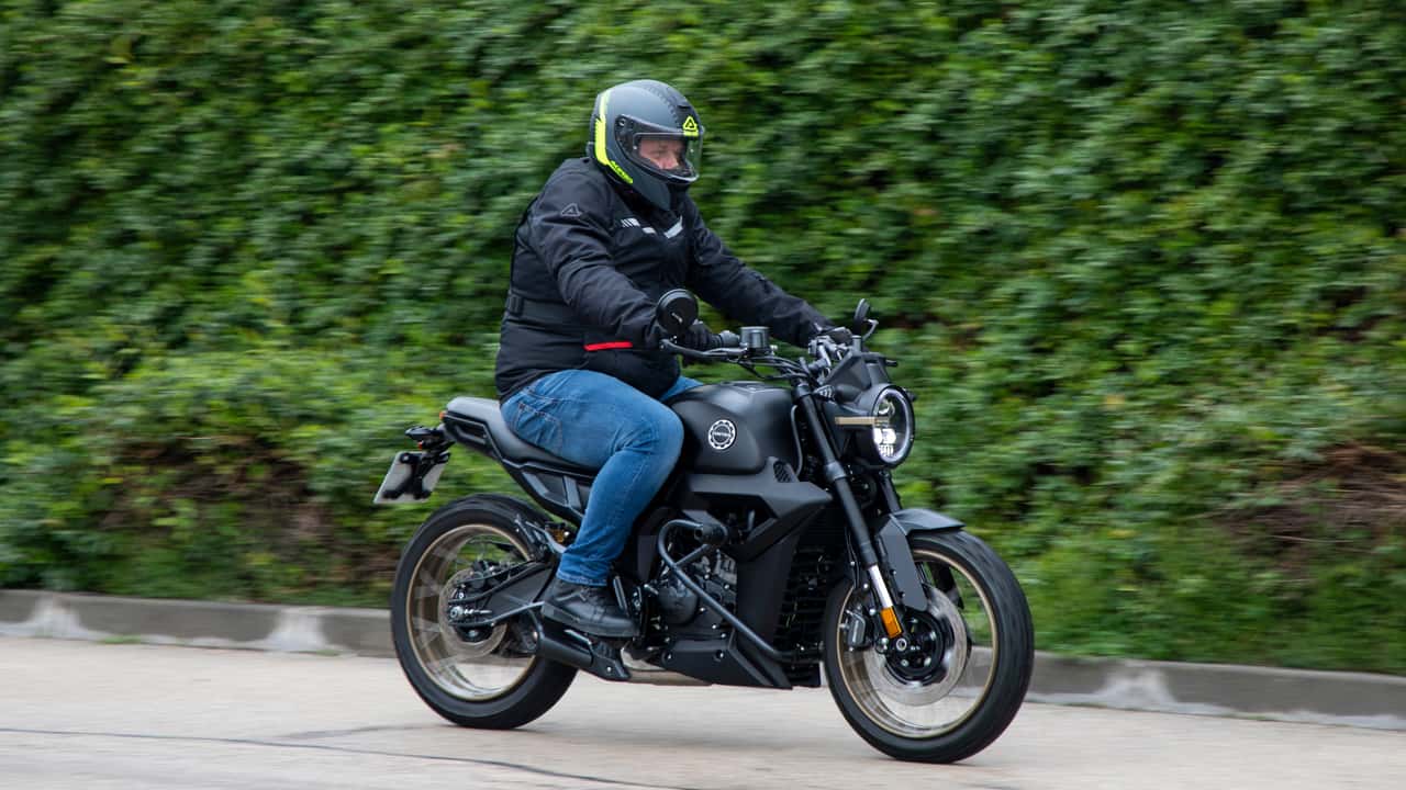 Probamos la Zontes G 125 X LCD, una scrambler de ciudad con aspecto retro