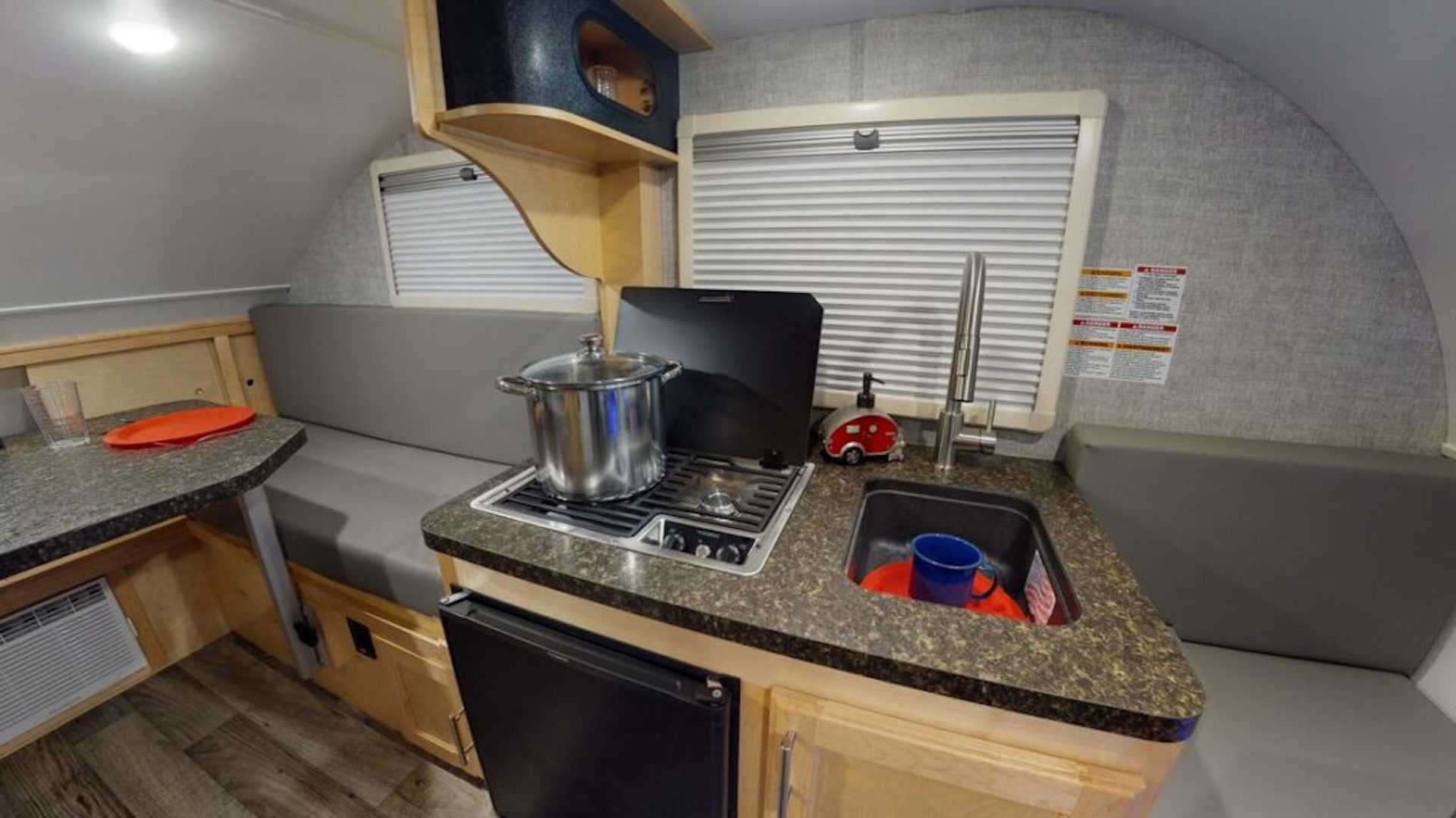 Caravana Micro Max de Little Guy: compacta pero muy completa