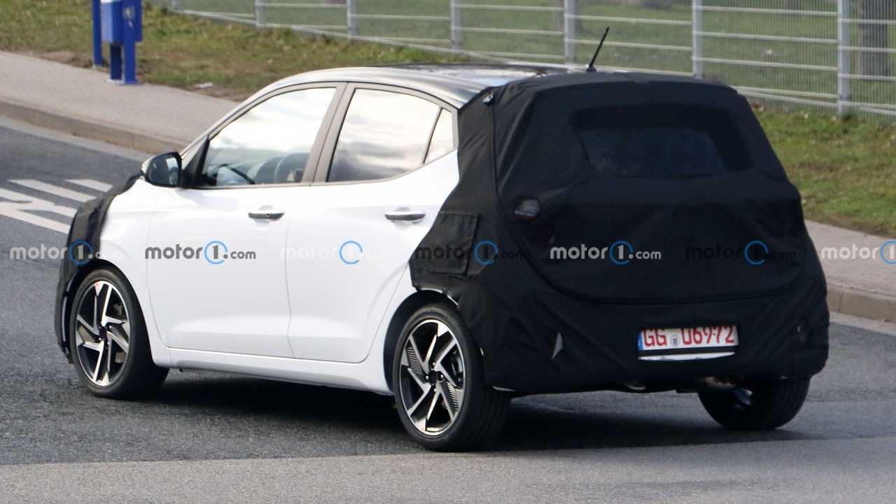 Hyundai i10, le nuove foto spia del restyling (anche elettrico?)