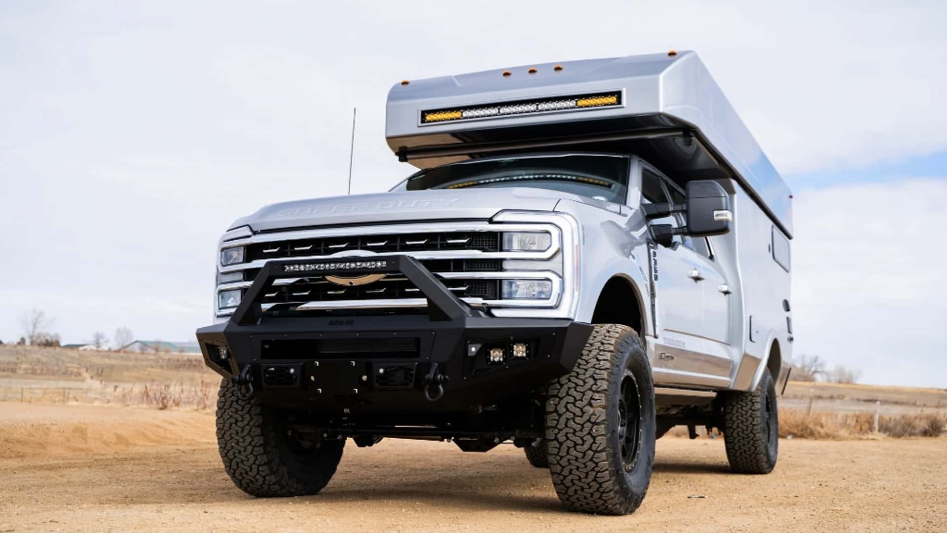 Ecco il camper estremo Rossmönseter Baja 4x4 du base Ford F-350