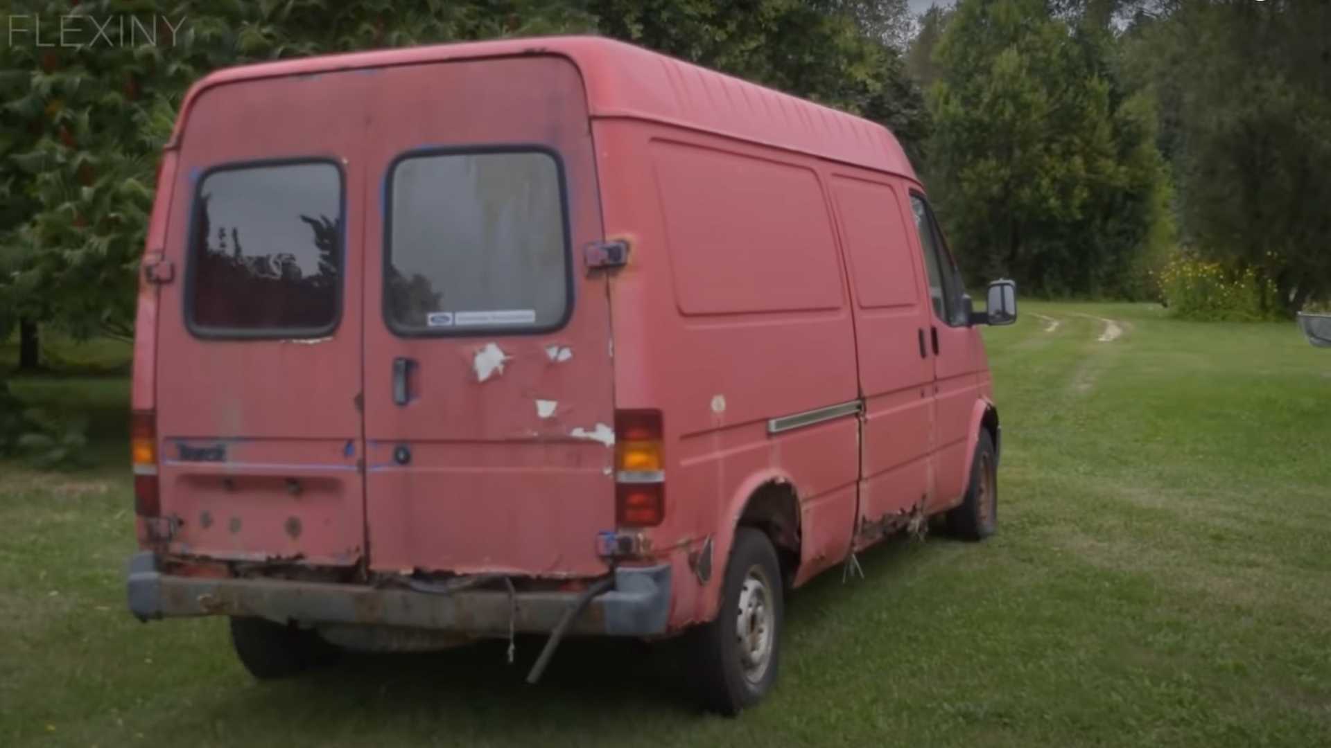 Incrível: Ford Transit volta à vida após 12 anos abandonada