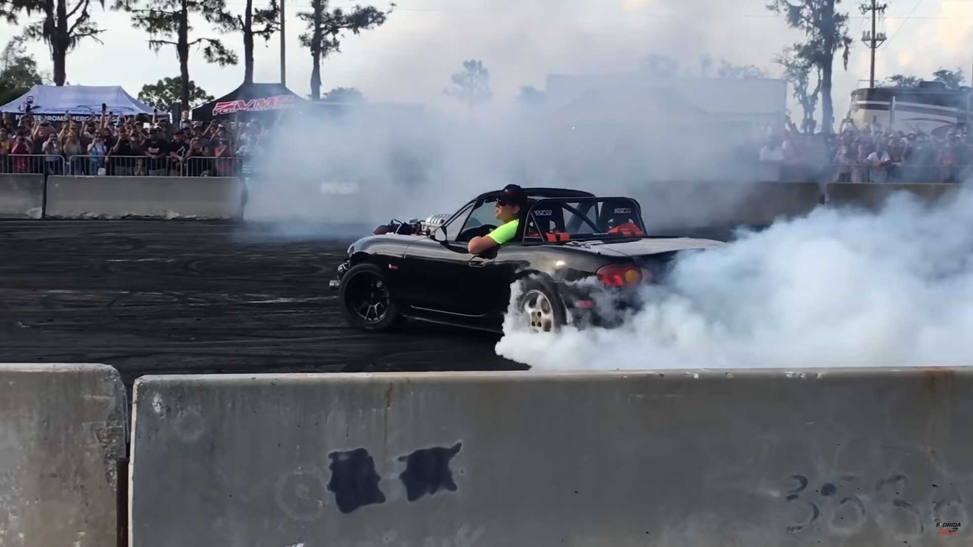 Hellcat Miata Burnout | Motor1.com Bilder