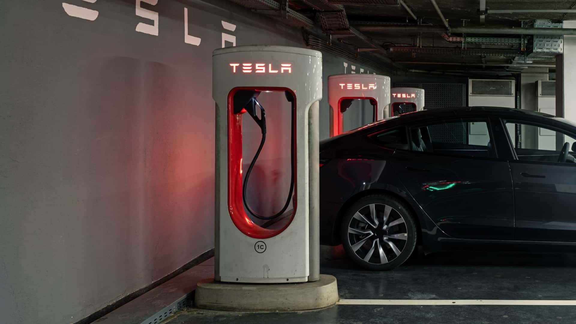 Tesla frena a livello globale, è dietrofront nei principali mercati