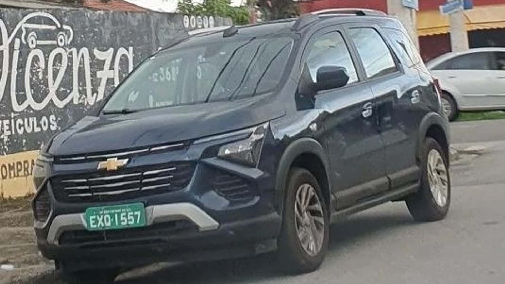 Chevrolet Spin 2025 exibe nova cor Azul Boreal em flagra; estreia em breve