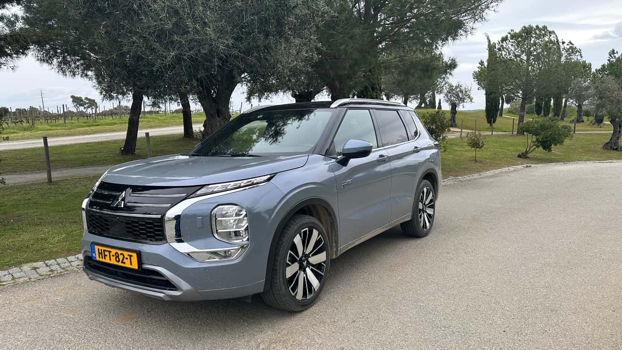 Conducimos el Mitsubishi Outlander PHEV 2025, el SUV enchufable pionero