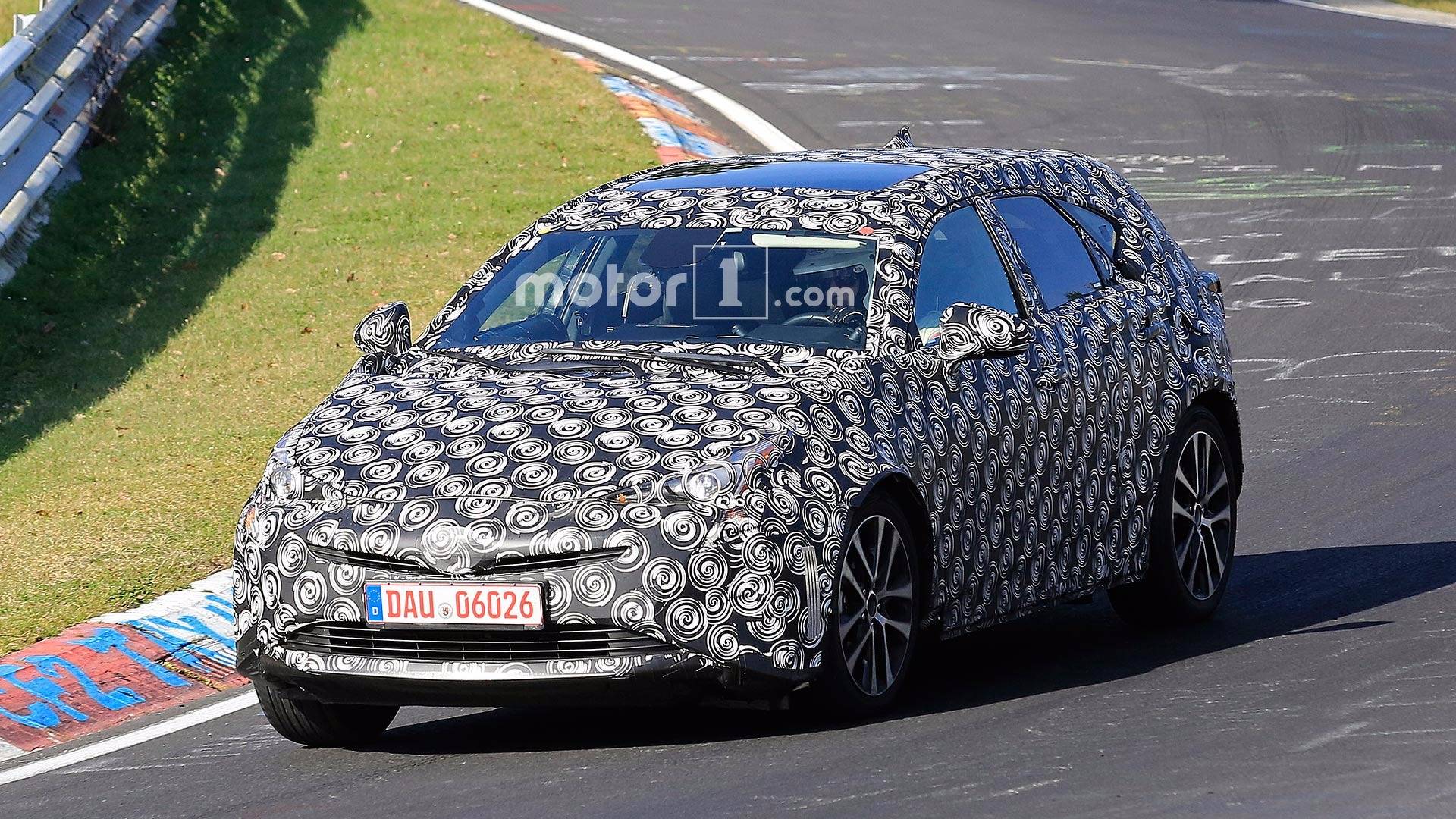 Photos espion - Une Toyota Prius+ plus SUV que monospace