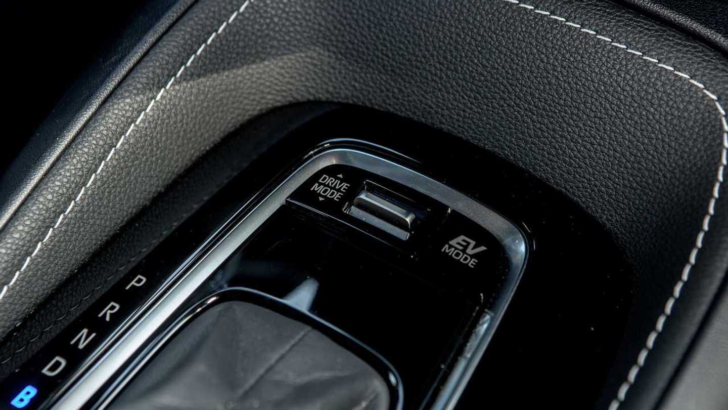 Come guidare un'auto ibrida (full) per consumare meno e risparmiare