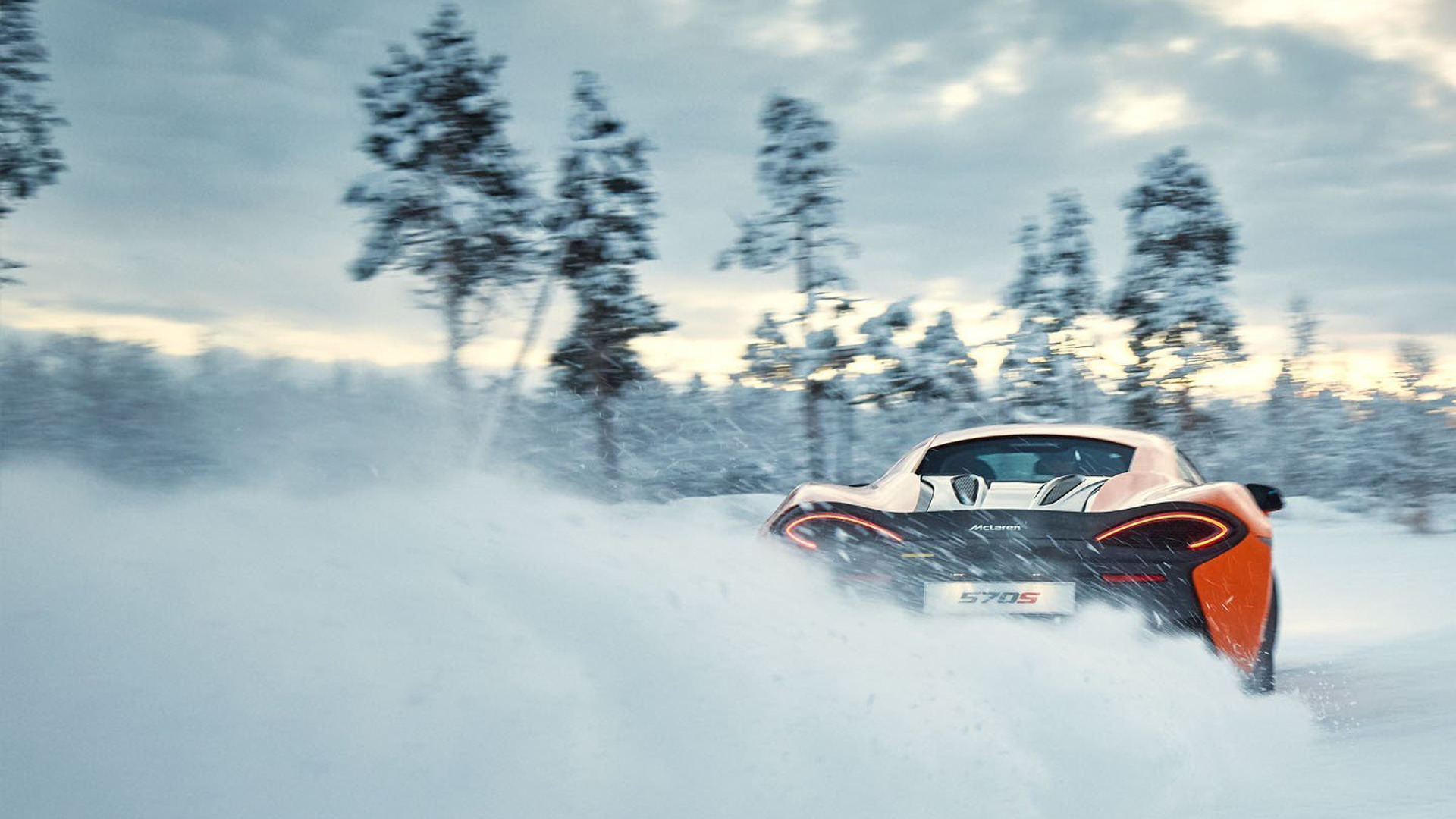 VIDEO - La McLaren 570S virevolte sur la glace