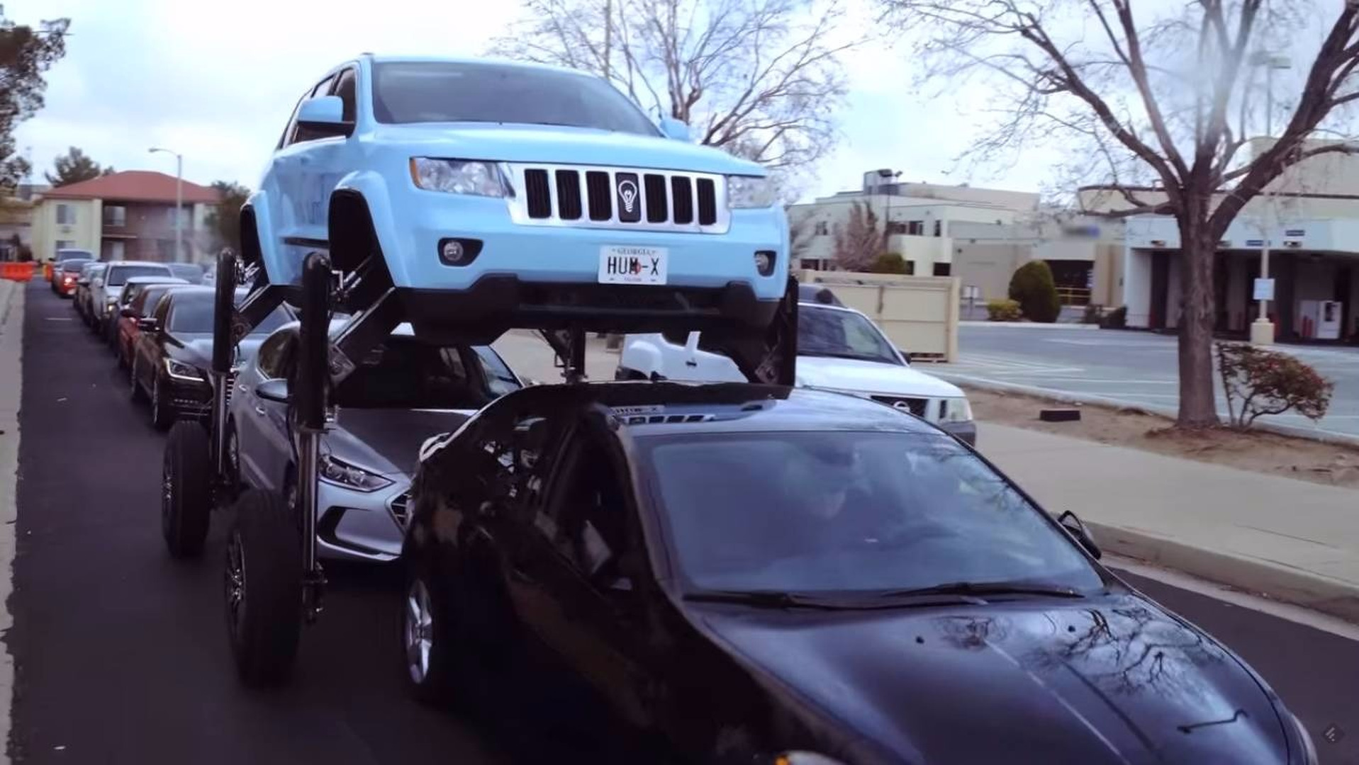 Não, ainda não tem carro que passe por cima do trânsito...
