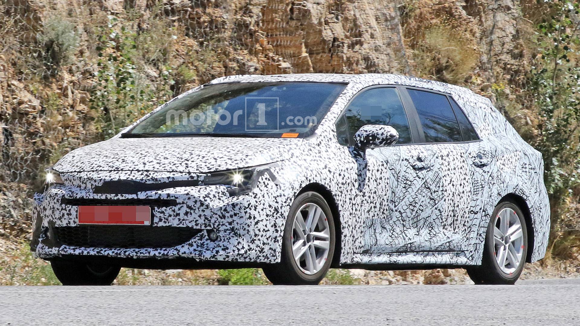 Flagra: Nova Toyota Fielder (perua Corolla) terá versão híbrida