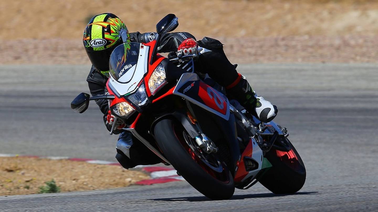 Superbike of the Year: Yamaha YZF-R1 vs Aprilia RSV4