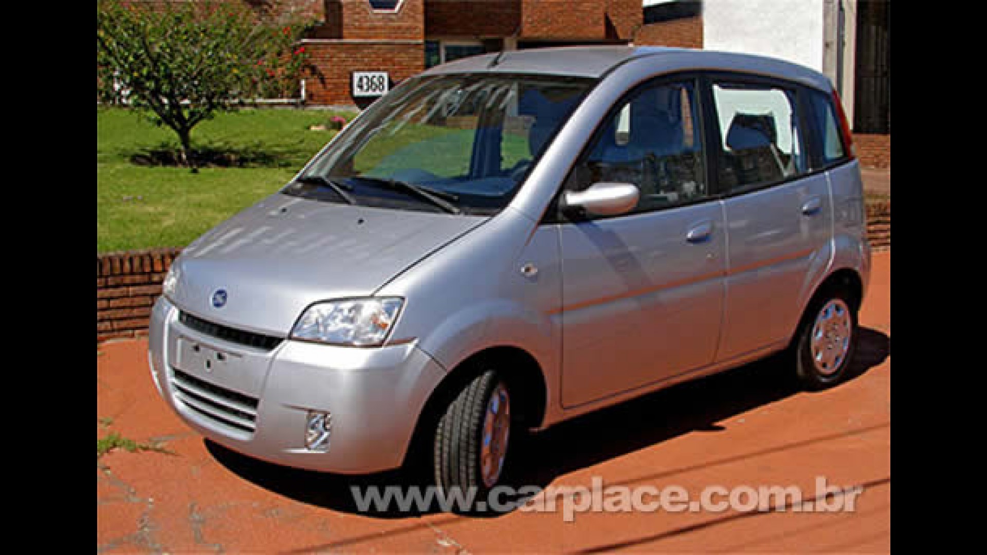 Effa M100 - Monovolume chinês chega para ser o carro mais barato do Brasil