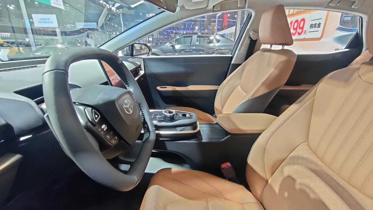 Toyota apresenta sedã elétrico com porte de Corolla ao vivo - veja fotos