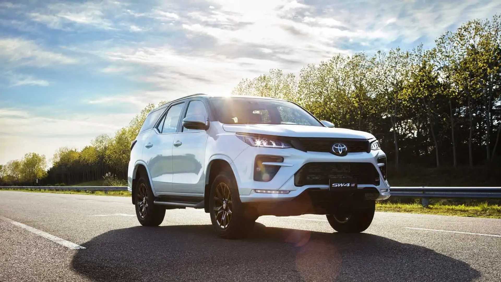 Toyota SW4 GR-Sport 2023 imita Hilux e eleva potência para 224 cv