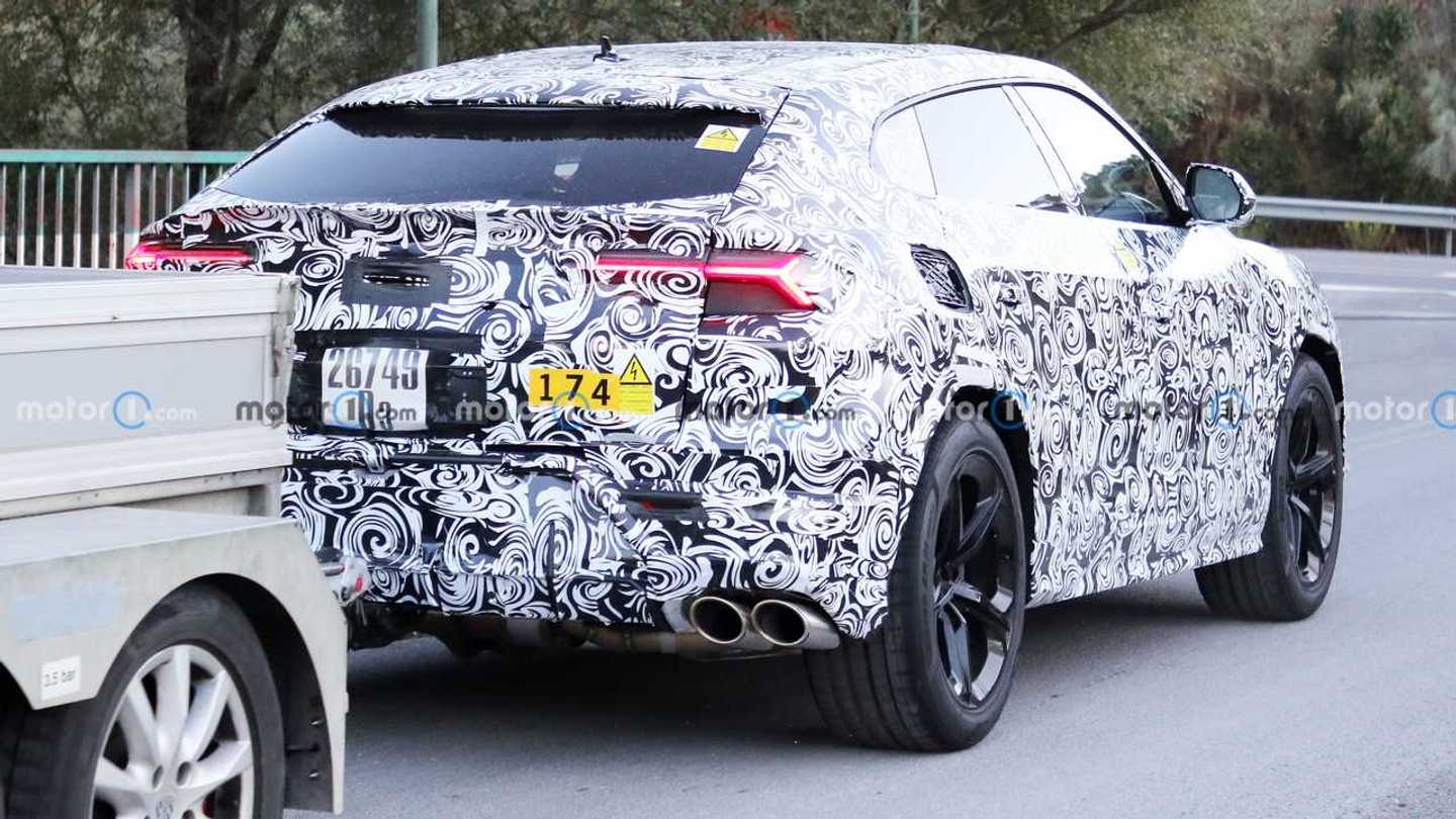 La Lamborghini Urus ibrida continua i test. Ecco nuove foto spia