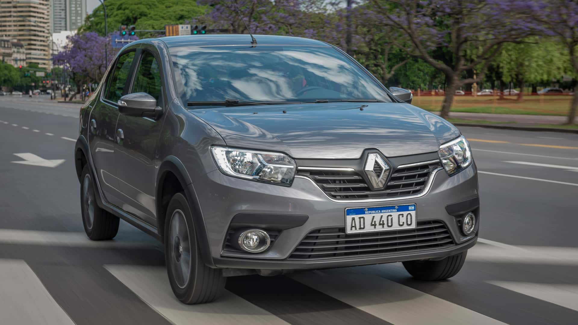 Sem nova geração, Renault Logan ganha ESP para seguir à venda no Brasil