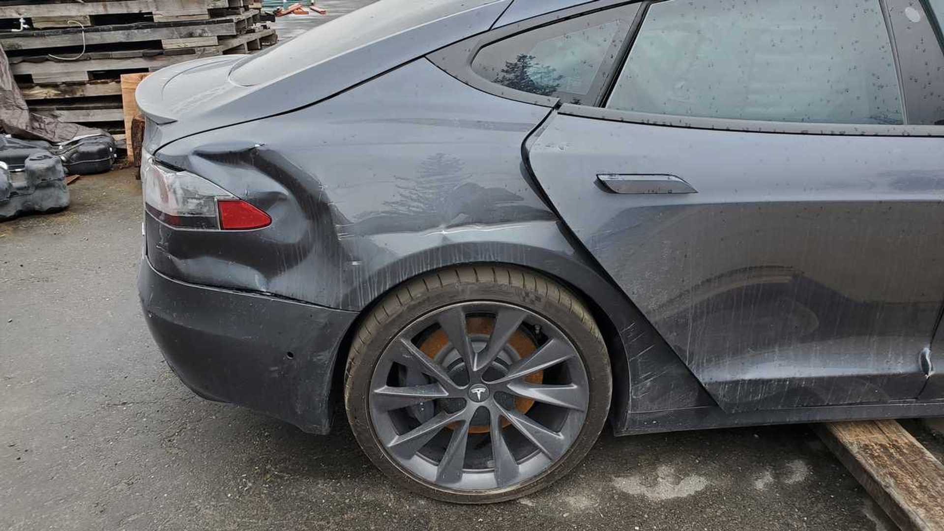 Here's The Story Of The Tesla Model S That Ran A Red Light And Crashed
