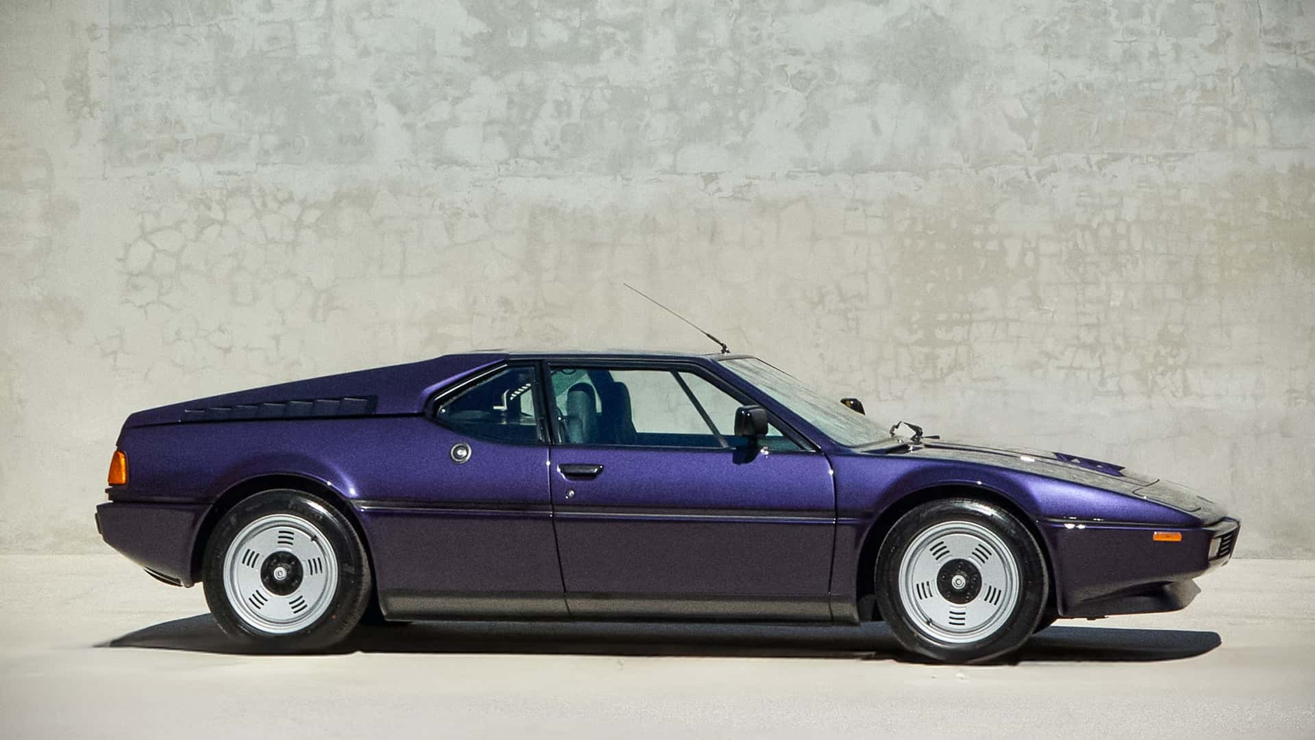 Dieser einmalige BMW M1 (E26) ist sehr violett