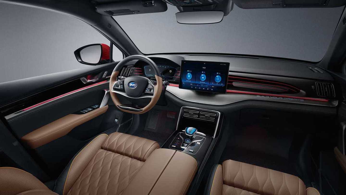 BYD Tang, a Parigi il SUV elettrico da 517 CV [VIDEO]