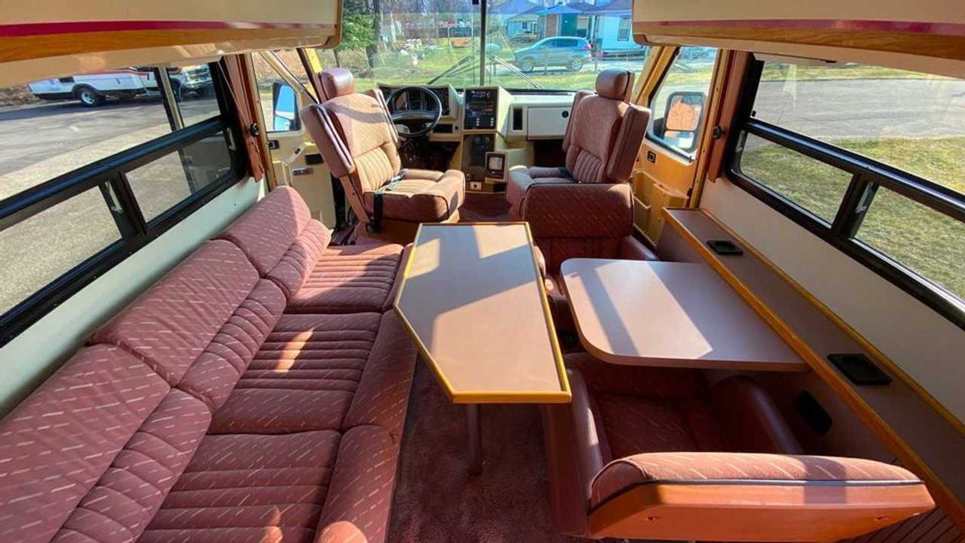 Una rara autocaravana Eldorado Starfire, de estilo limusina, en venta