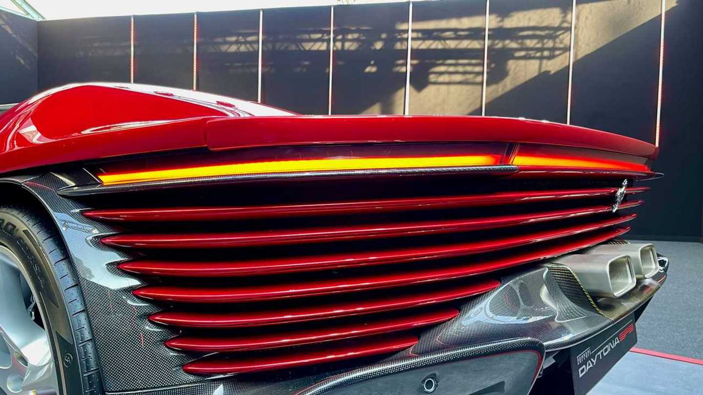 Ferrari Daytona SP3 Debuts With 828-HP V12, Retro-Inspired Styling