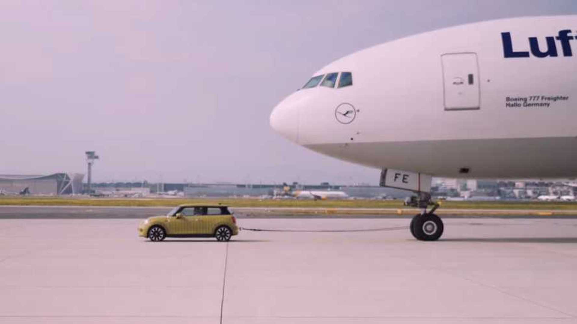 Elektrikli MINI, bir Boeing kargo uçağını çekiyor