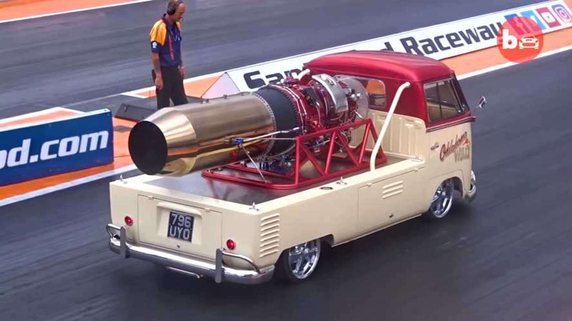 Sí, esta furgoneta clásica de Volkswagen equipa un motor de avión