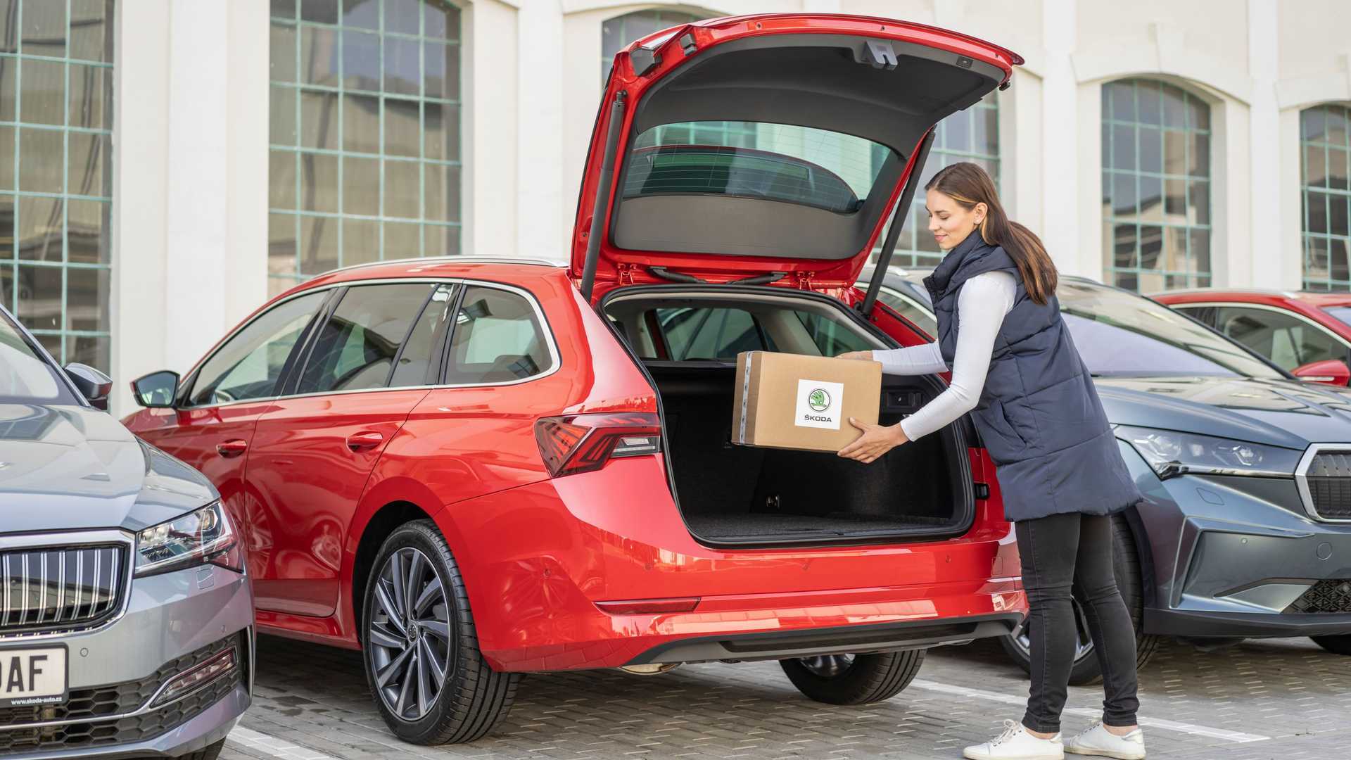 Compri online e con Skoda il pacco ti arriva direttamente in auto