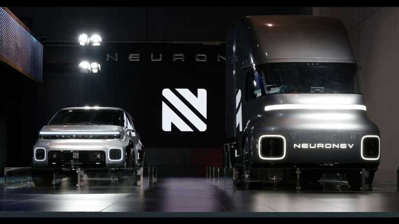 Neuron firmasının elektrikli pick-up'ı ile tırını görün