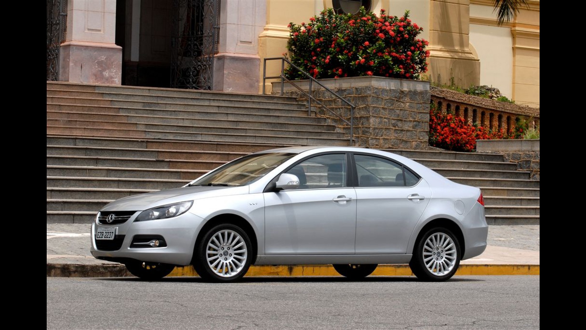 JAC Motors lança o sedã J5 oficialmente no Brasil por R$ 53.800 ...