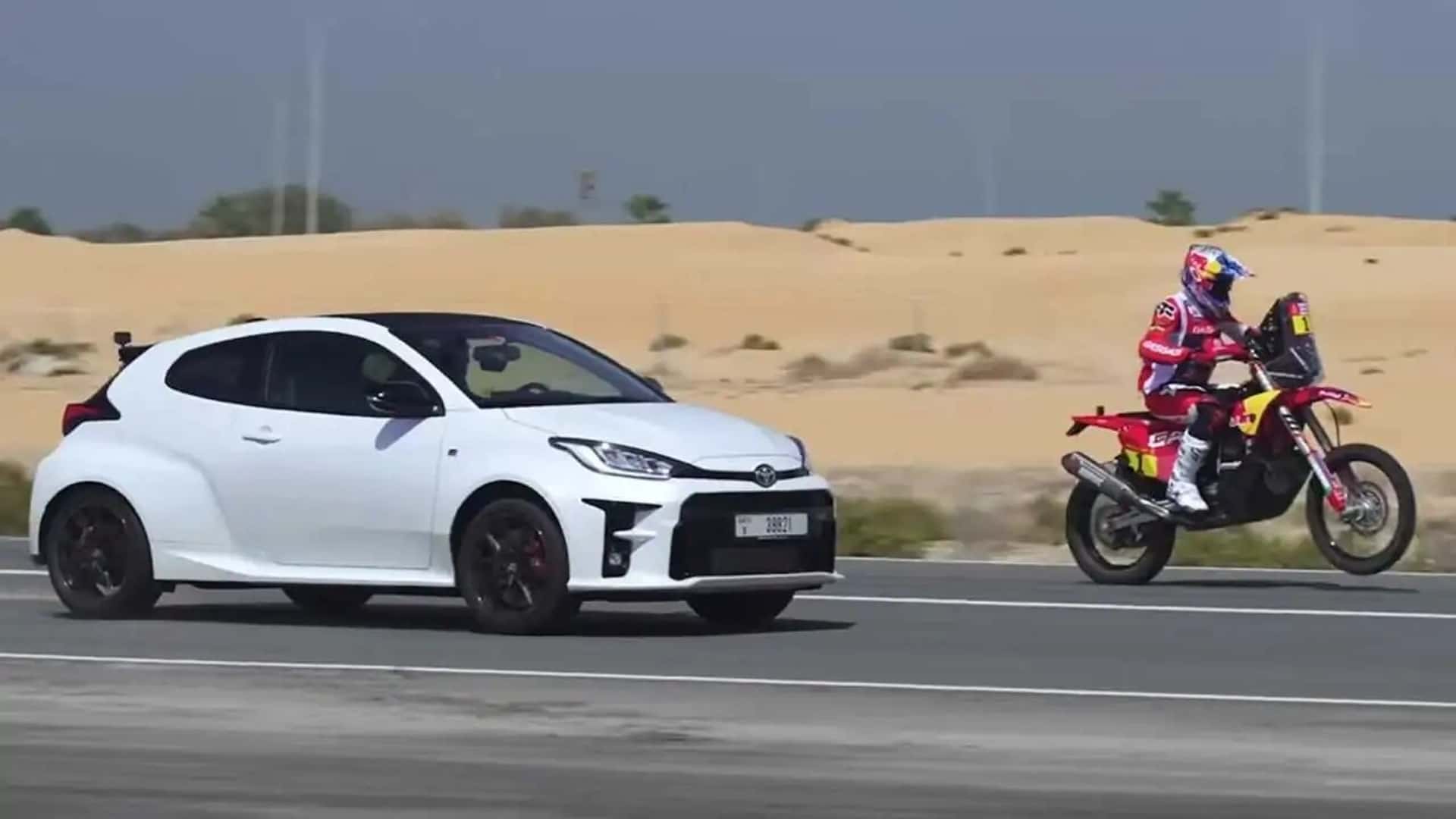 Les Toyota GR Supra et GR Yaris affrontent... une moto cross