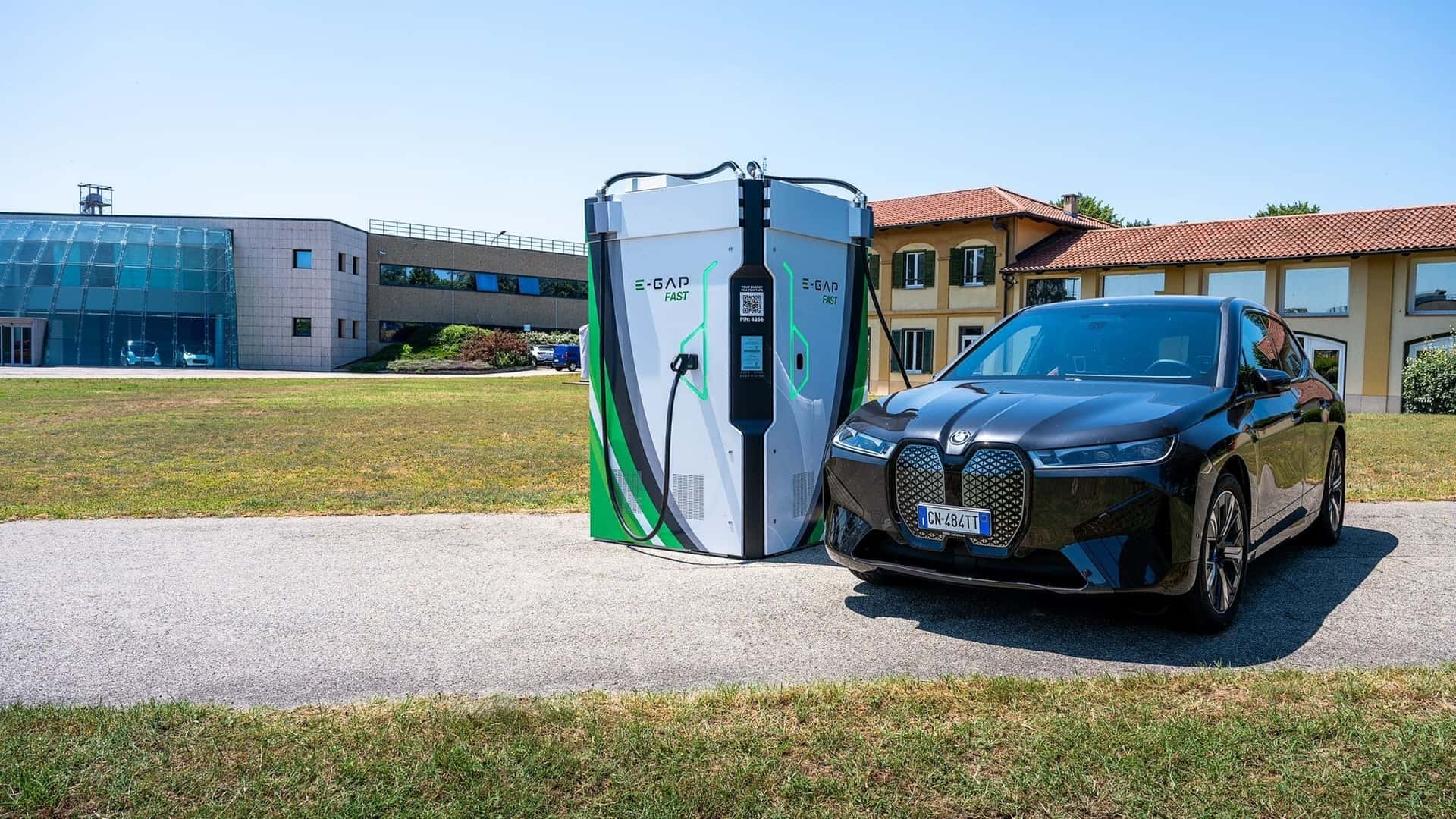 Questa colonnina ricarica ad alta potenza anche senza rete