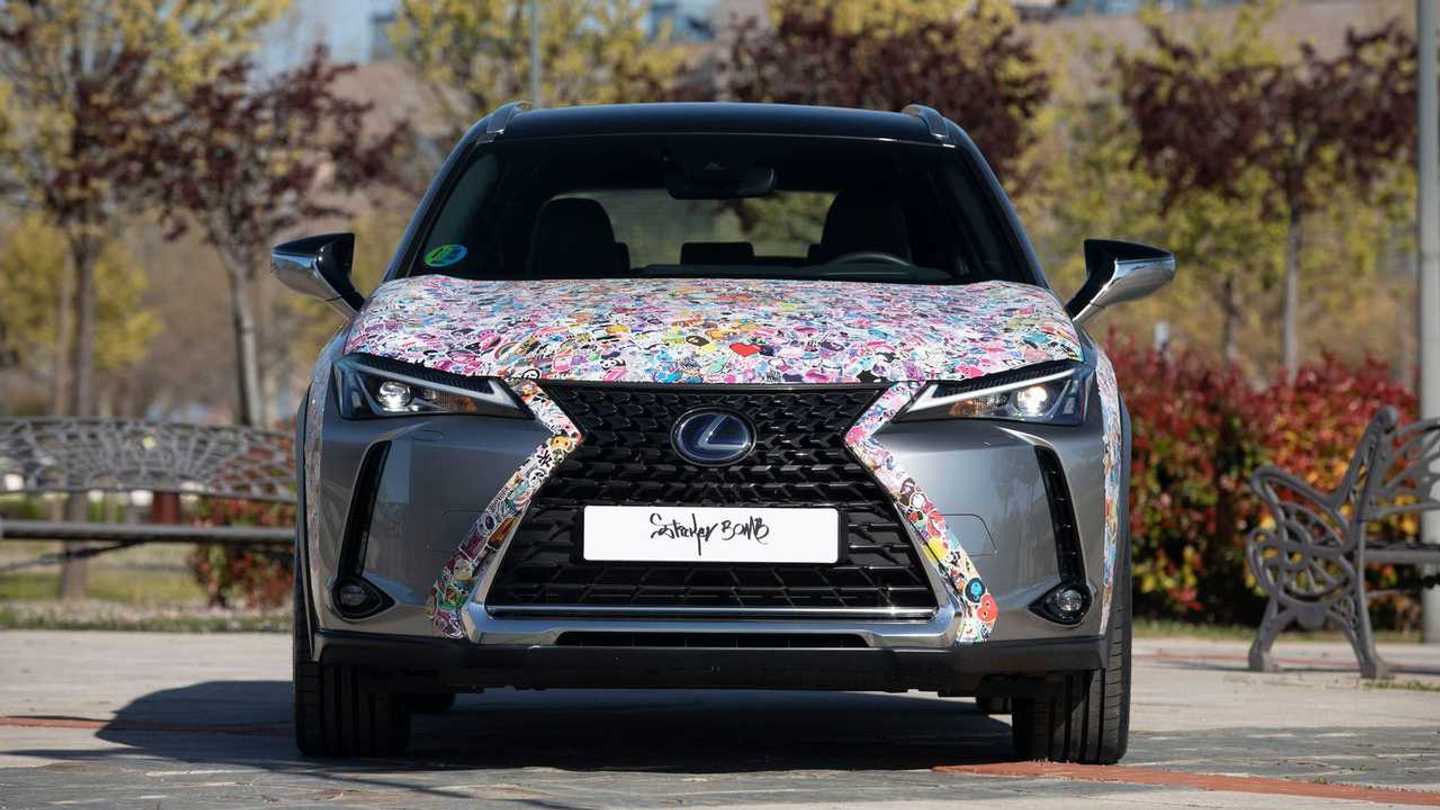 Lexus UX Sticker Bomb, l'art car ispirata alla città