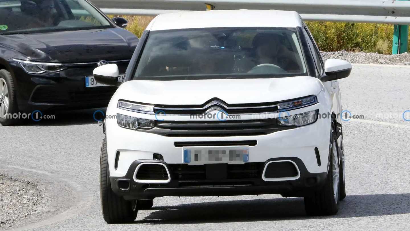 La nuova Peugeot 3008 inizia i test “travestita” da Citroen