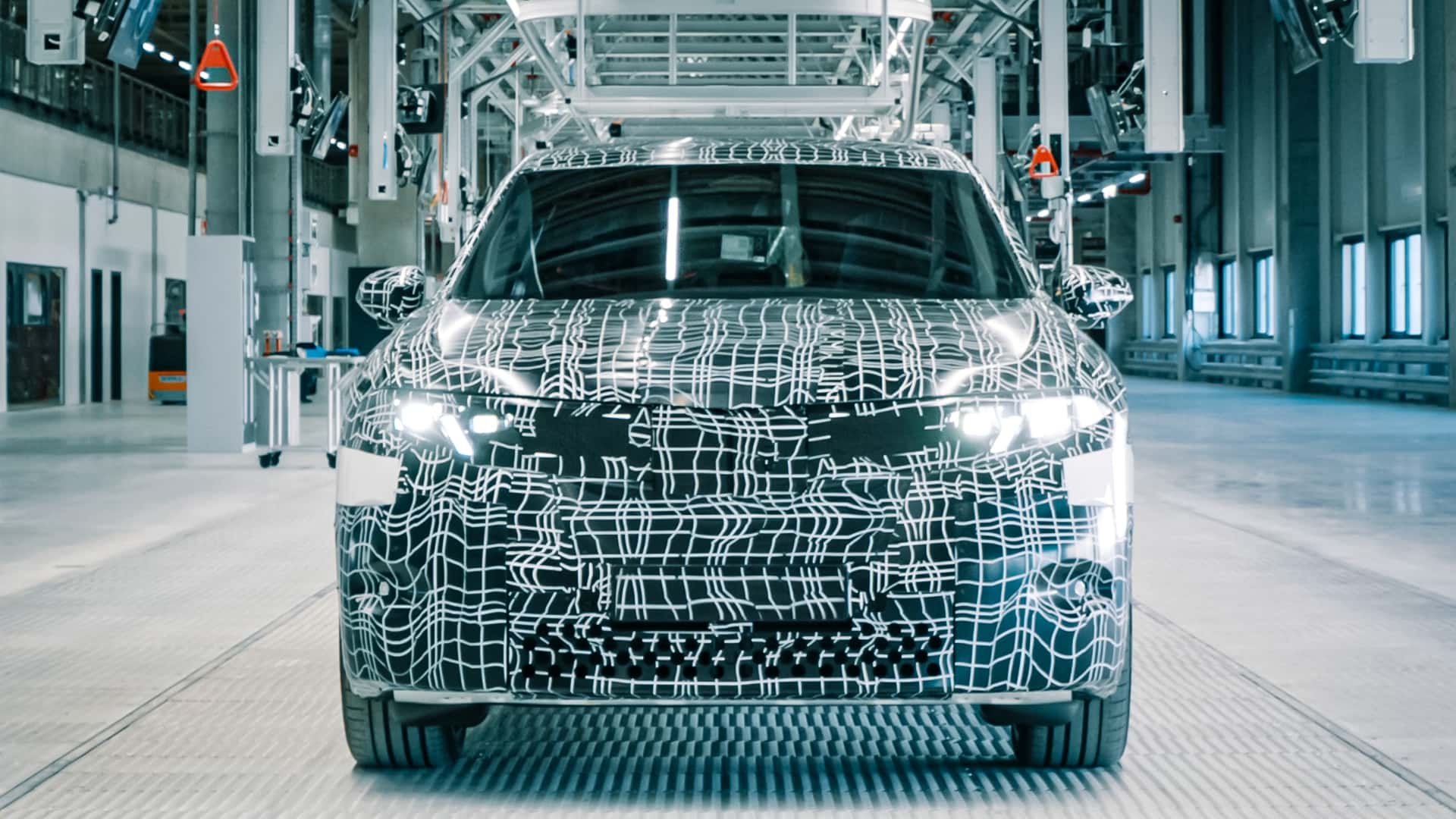 BMW iX3 (2025): La prima foto ufficiale del nuovo SUV elettrico