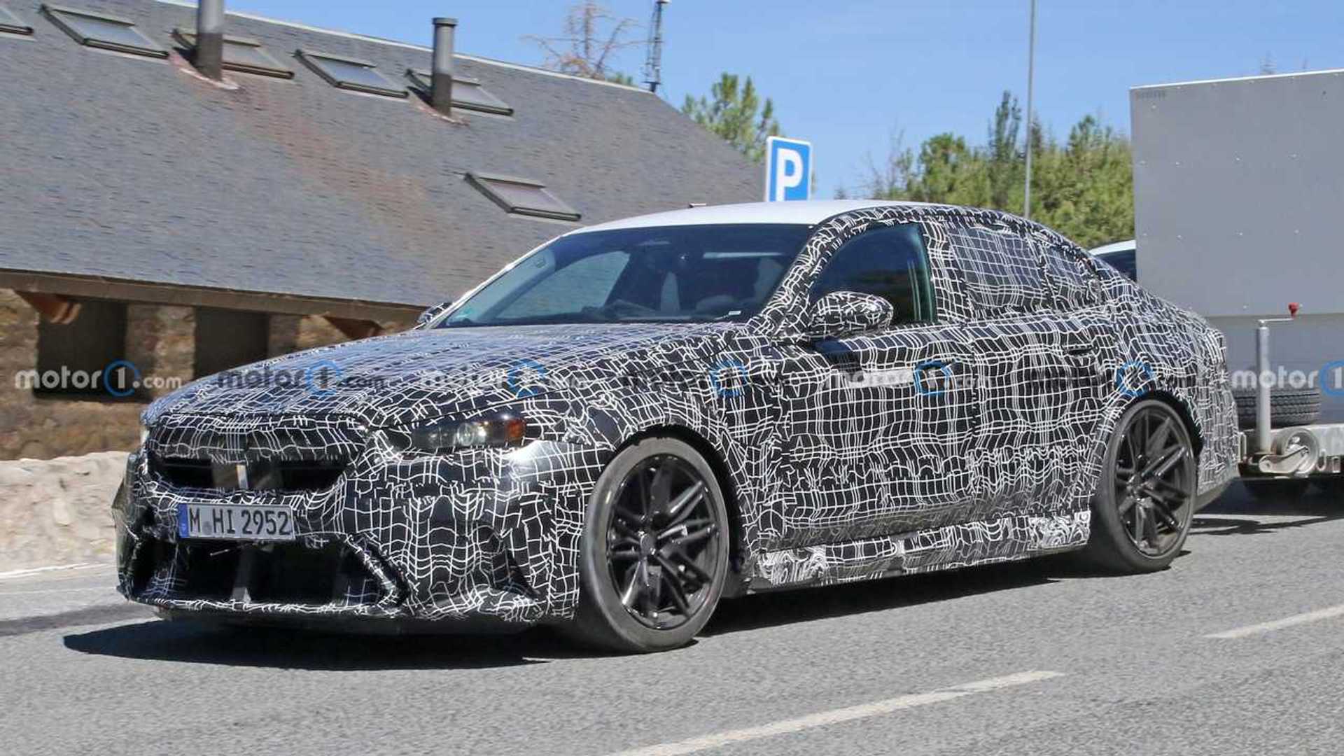 Yeni BMW M5 Sedan kadrajlardan kaçamadı: Böyle mi görünecek?
