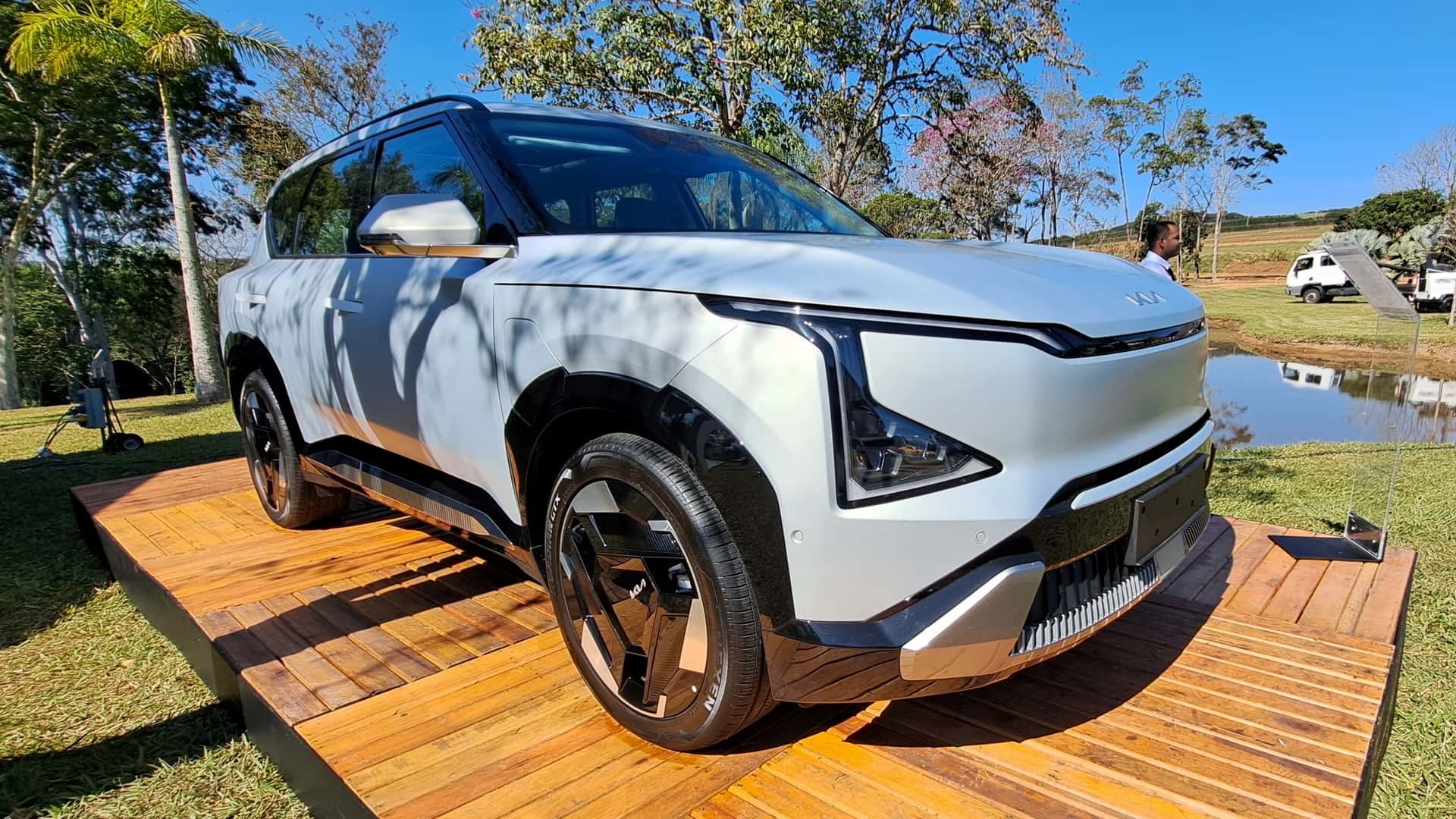 Kia EV5 e EV9 são apresentados no Brasil pela 1ª vez; estreia será em 2024