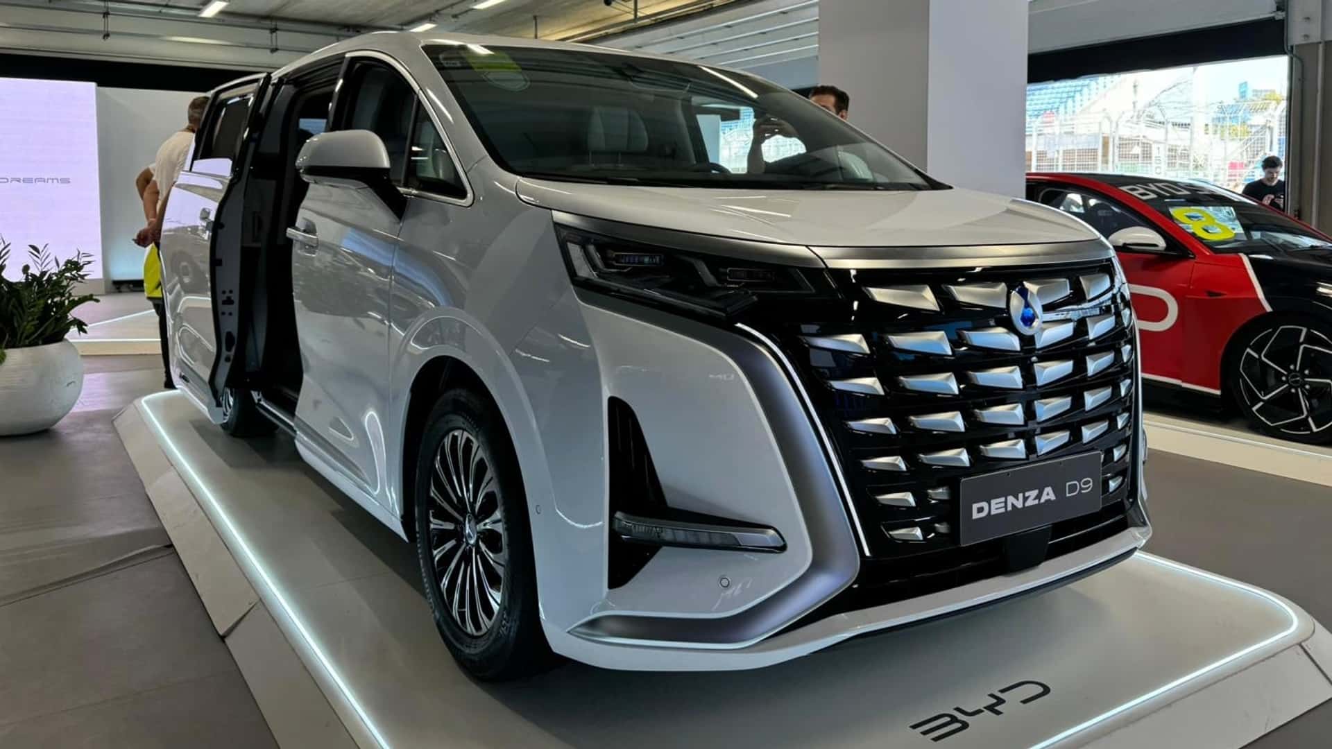Denza D9: Minivan premium da BYD é apresentada pela 1ª vez no Brasil