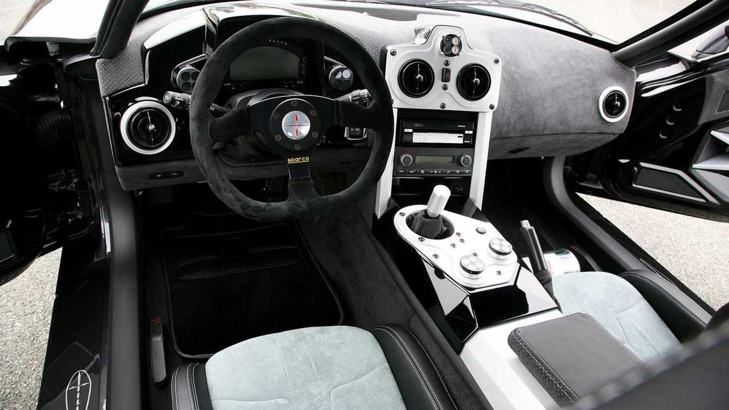 Tutto su Aznom e le sue auto. Supercar italiane crescono