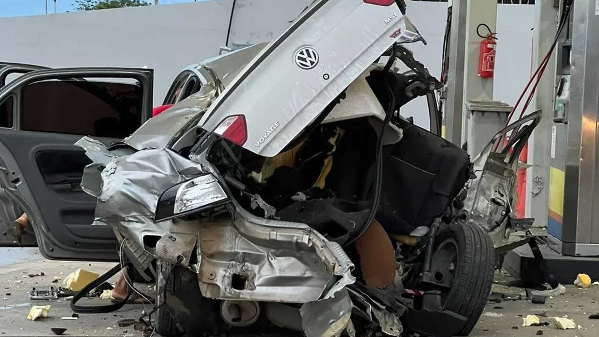 VW Voyage com GNV explode em posto durante abastecimento