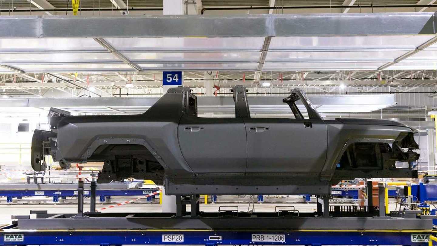 Picape GMC Hummer entra em produção e terá entregas em dezembro
