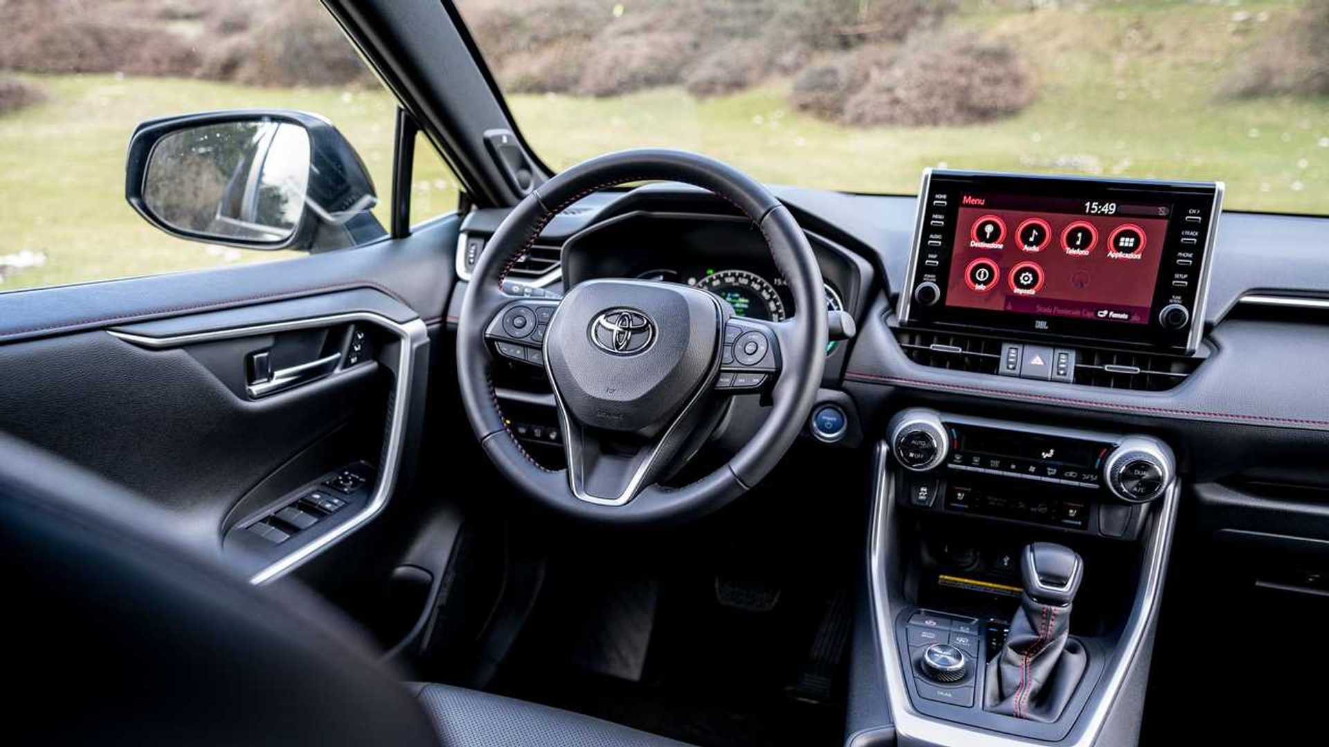 Toyota RAV4 ibrida plug-in, come va il SUV da 306 CV super efficiente