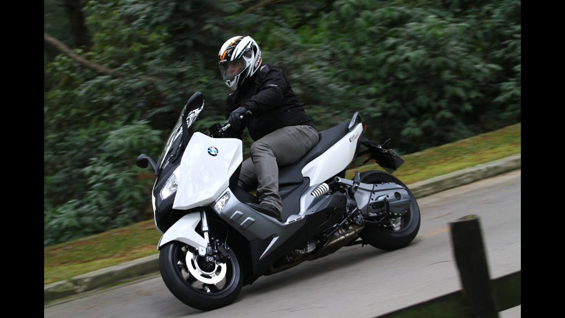 Avaliação: BMW C600 Sport é scooter com sabor de moto