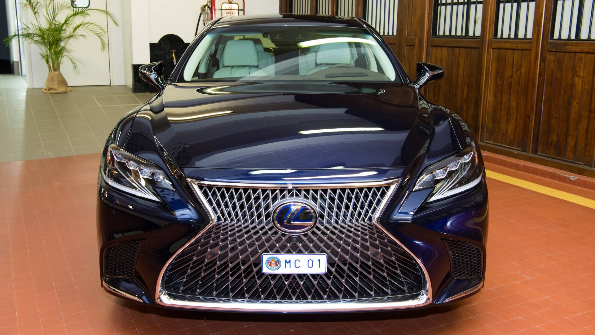 Le Prince Albert de Monaco reçoit une Lexus flambant neuve