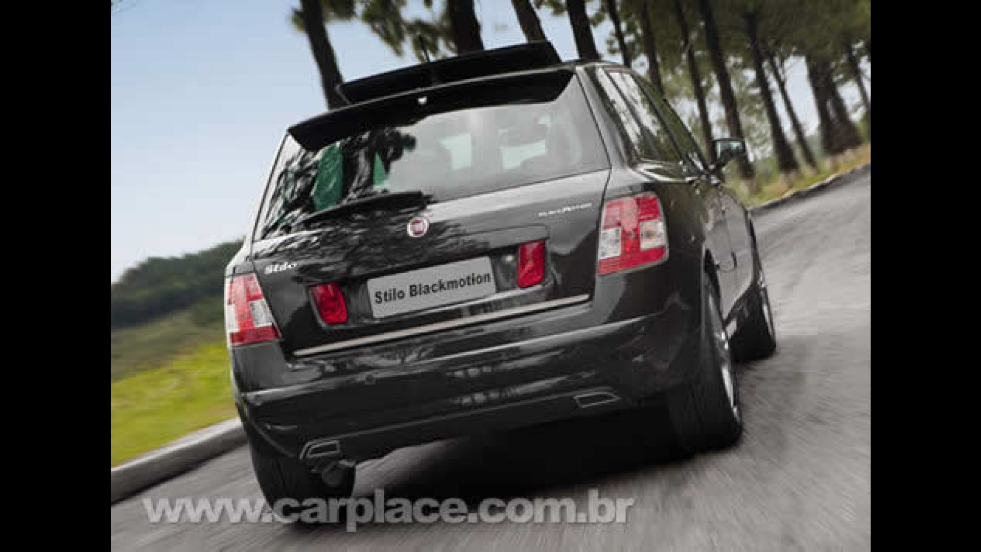 Fiat lança Stilo Blackmotion com câmbio Dualogic e teto solar por R$ 65.900